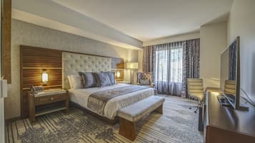 Quarto Deluxe, 1 cama king-size (High Floor) | Roupa de alta qualidade, cofre com capacidade para portátil, secretária