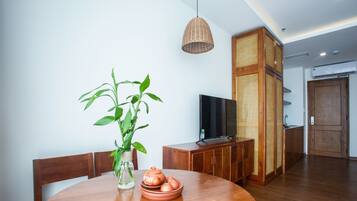 Quarto casal luxo, vista para a cidade | Frigobar, cofres nos quartos, escrivaninha, quartos à prova de som