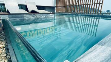 12 piscinas externas, espreguiçadeiras