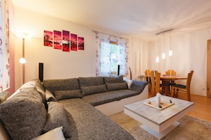Apartamento Deluxe, 3 quartos, no rés do chão | Sala de estar | TV de ecrã plano 