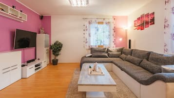 Apartamento luxo, 3 quartos, no piso térreo | Área de estar | TV de tela plana