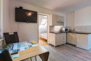 Apartamento, 1 quarto, vista para o jardim | Refeições no quarto