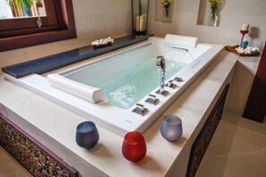 Villa Exclusiva, 3 quartos, não fumadores, vista para a piscina | Casa de banho | Um polibã e uma banheira separados, uma banheira de imersão total 