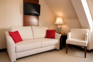 Quarto casal conforto | Área de estar | TV LCD 101 cm com canais a cabo, TV