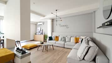 Apartamento Deluxe, 4 quartos, varanda | Sala | TV de ecrã plano, Netflix, serviços de streaming