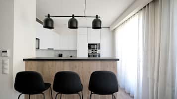 Apartamento Deluxe, 4 quartos, varanda | Refeições no quarto