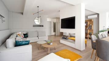 Apartamento Deluxe, 4 quartos, varanda | Sala | TV de ecrã plano, Netflix, serviços de streaming