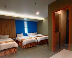 Quarto Quádruplo Deluxe | Camas de colchão Select Comfort, minibar, cofre no quarto