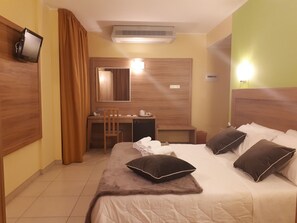 Quarto Duplo, vista para o mar | Cofre com capacidade para portátil, secretária 