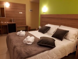 Quarto Duplo, vista para o mar | Cofre com capacidade para portátil, secretária 