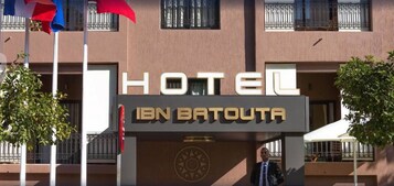Placa de hotel com o nome 'IBN BATOUTA' e um logotipo.