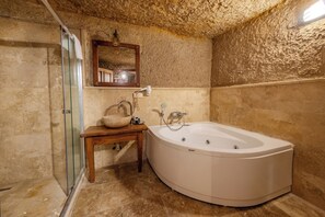 Cave Room, Jacuzzi | Casa de banho | Artigos de higiene pessoal grátis, um secador de cabelo, roupões 