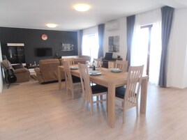 Apartamento de Luxo | Sala de estar | Televisor LCD de 34 polegadas com canais via satélite, televisor 