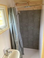 Produtos de toalete grátis, secador de cabelo, sabonete, shampoo