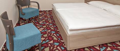 Quarto Duplo | Roupa de alta qualidade, cofre no quarto, secretária