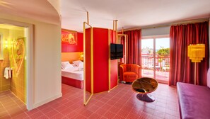 Suite | Minibar, cofre no quarto, secretária, cortinas/cortinados opacos 