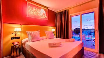 Suite | Minibar, cofre no quarto, secretária, cortinas/cortinados opacos