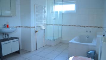 Quarto triplo clássico, banheiro privativo | Banheiro