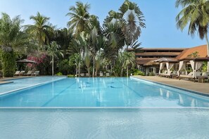 2 piscinas exteriores, guarda-sóis, espreguiçadeiras 
