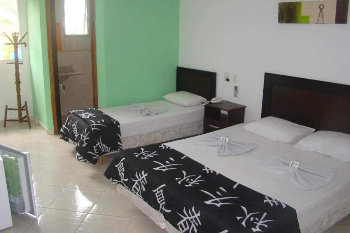 Quarto Triplo | Minibar, Wi-fi grátis, roupa de cama fornecida