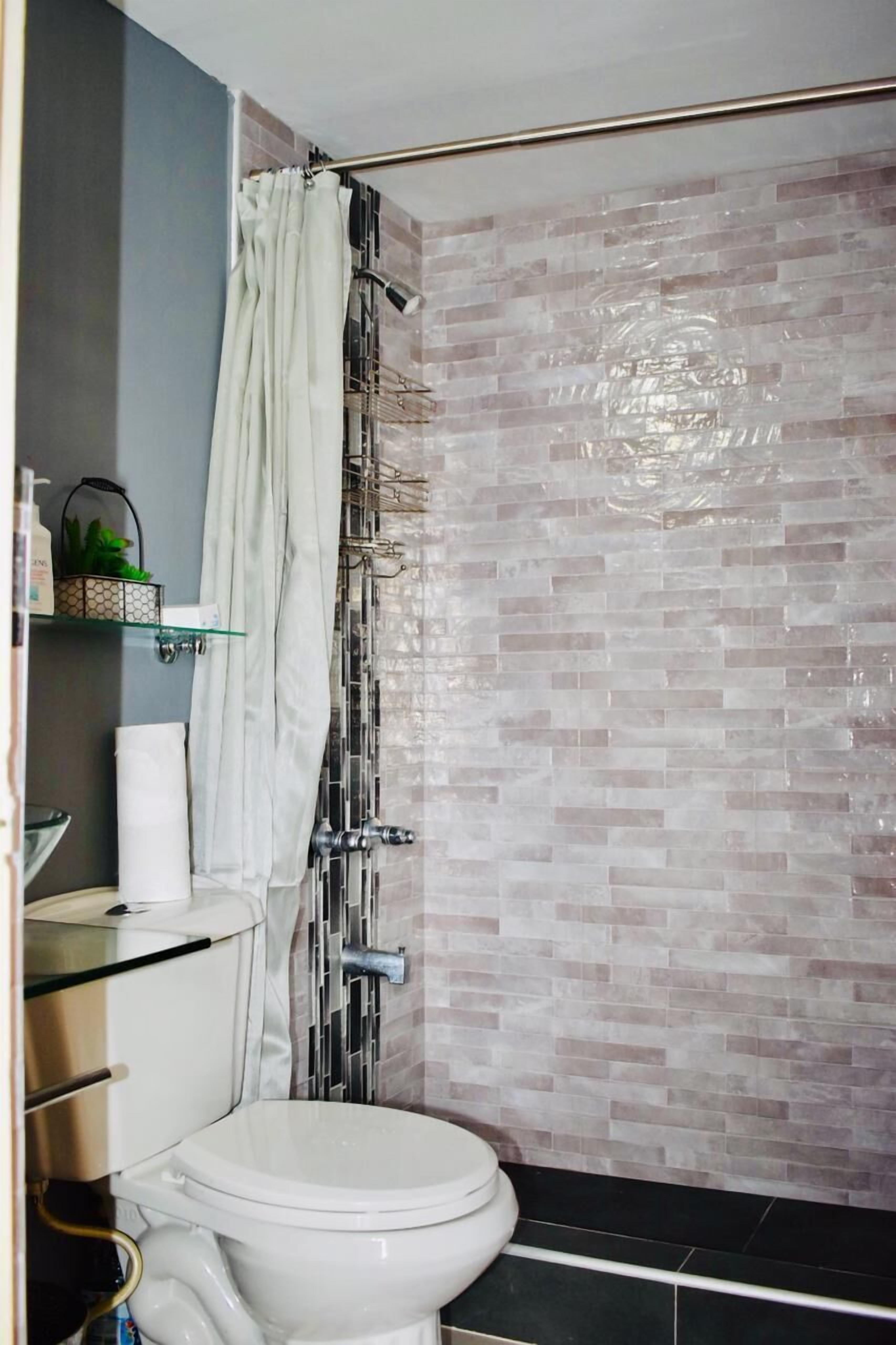 Apartamento Empresarial, 1 quarto, não fumadores, vista para o jardim | Casa de banho | Uma combinação polibã/banheira, artigos de higiene pessoal grátis 