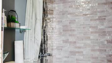 Apartamento Empresarial, 1 quarto, não fumadores, vista para o jardim | Casa de banho | Uma combinação polibã/banheira, artigos de higiene pessoal grátis
