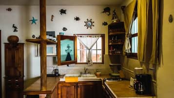 Casa | Cozinha privada | Uma placa de cozinha, uma torradeira, utensílios de cozinha