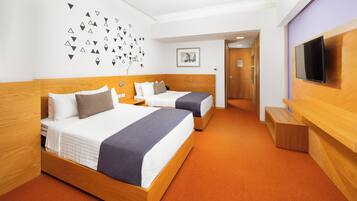 Quarto Duplo Standard | Cofre no quarto, secretária