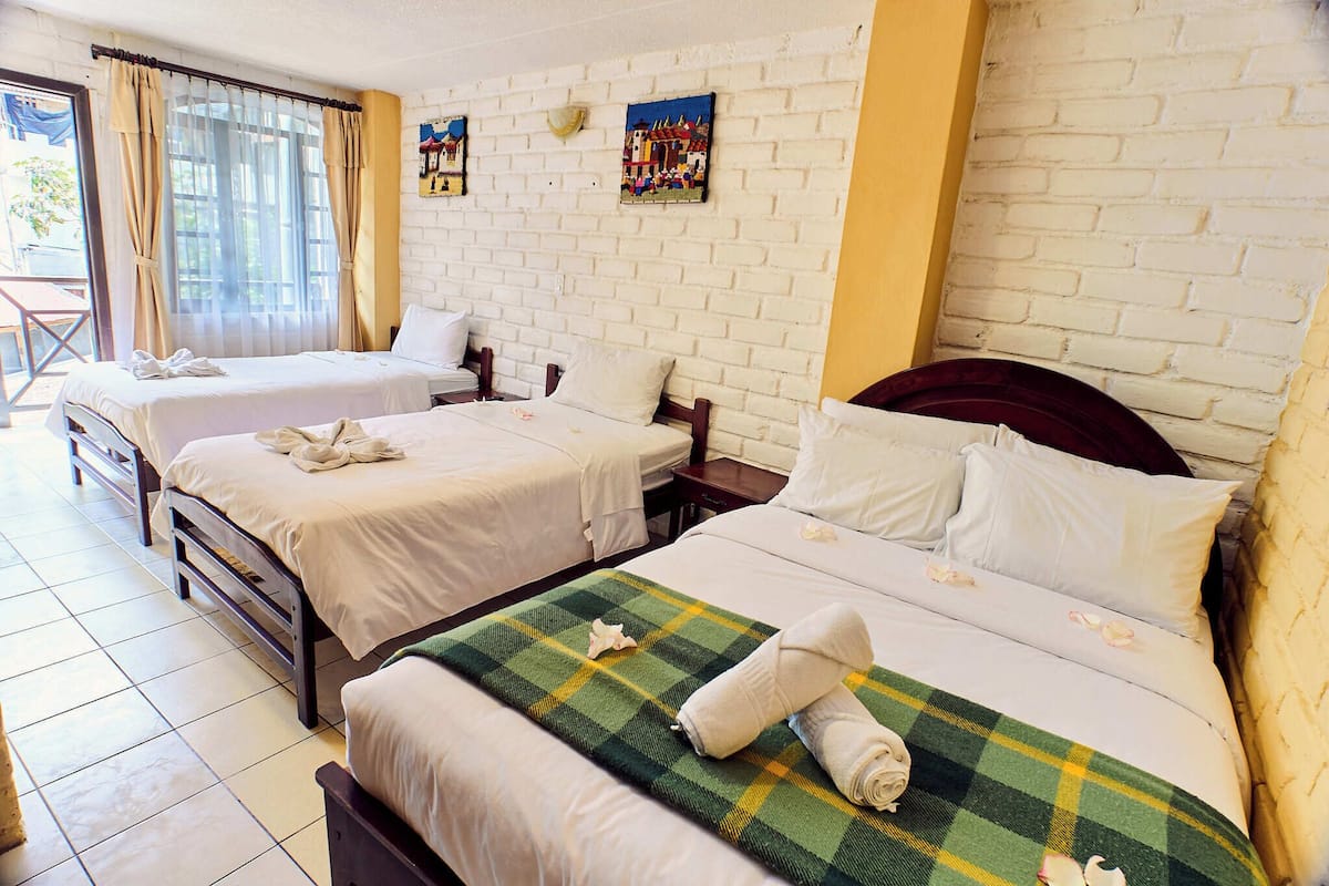 Quarto triplo | Ferros/tábuas de passar roupa, Wi-Fi de cortesia, roupa de cama