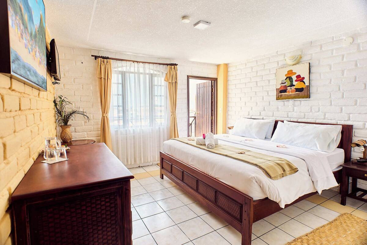 Quarto casal superior, sacada, vista para a piscina | Ferros/tábuas de passar roupa, Wi-Fi de cortesia, roupa de cama