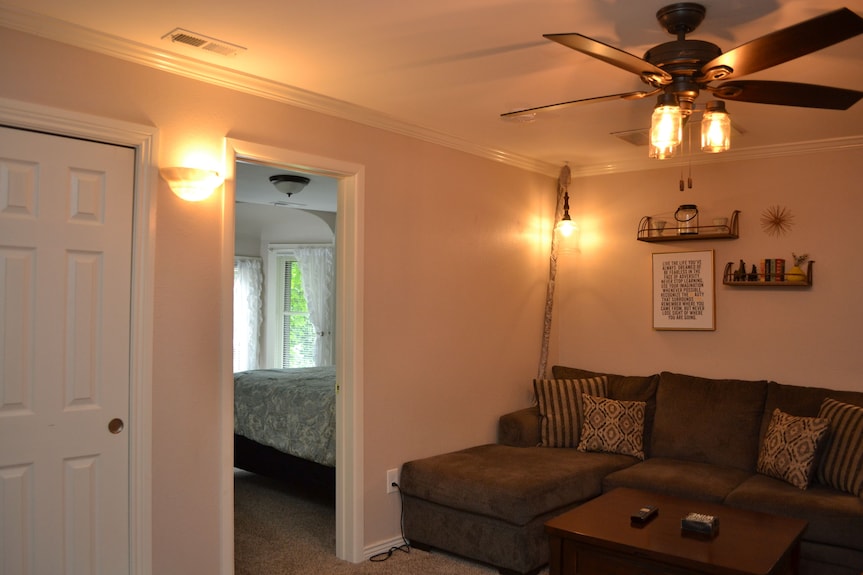 Charming, Peaceful And Newly Renovated 2 Bedroom Cottage! - Cheyenne Mountain Zoo, Colorado Springs