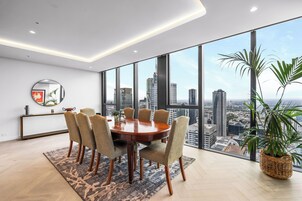 Apartamento Superior, 3 quartos, Vista para a cidade | Cozinha privada | Um frigorífico/congelador grande, um micro-ondas, um forno 
