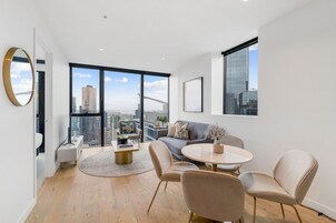 Apartamento, 2 quartos, Vista para a cidade (2 Bathroom) | Sala de estar | Televisor de ecrã plano de 50 polegadas com canais digitais, televisor 
