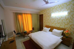 Quarto casal luxo, sacada | Escrivaninha, Wi-Fi de cortesia