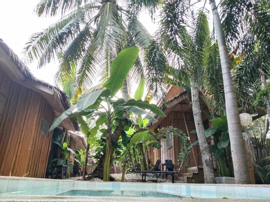 Piscina interna, piscina externa, espreguiçadeiras