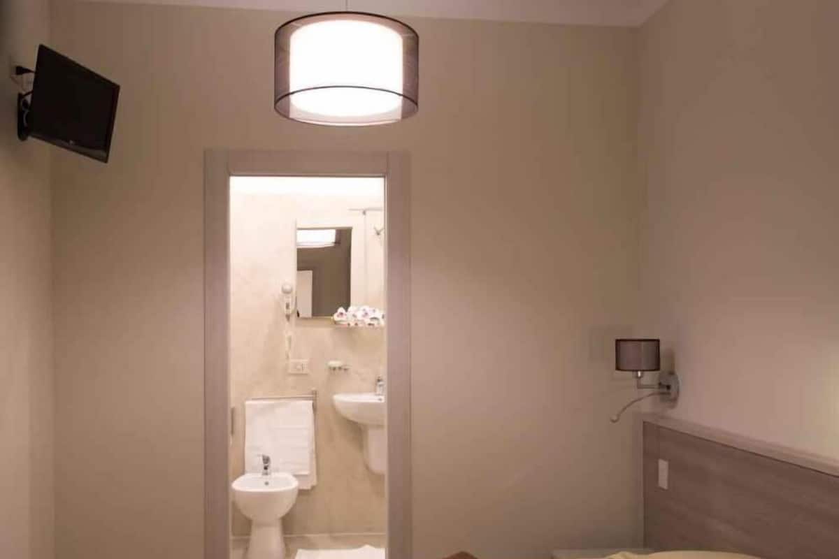 Quarto solteiro superior | Wi-Fi de cortesia, roupa de cama