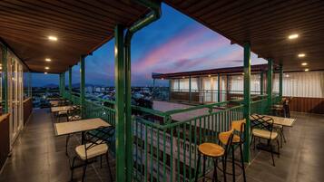 2 bares/lounges, um bar junto à piscina