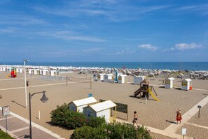 Perto da praia, espreguiçadeiras, guarda-sóis de praia 