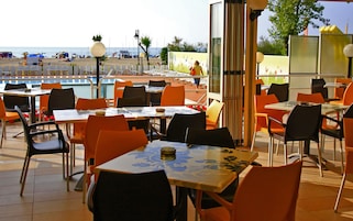 Bar à beira da piscina