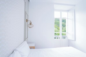 Quarto Triplo Standard | Com decoração personalizada, com mobília individualizada, secretária 