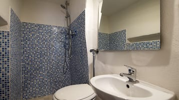 Estúdio, não fumadores | Casa de banho | Um polibã, um chuveiro fixo, um secador de cabelo, um bidé