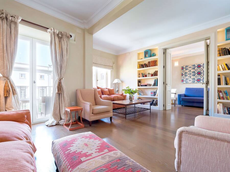 Apartamento (2 Bedrooms) | Sala de estar | Televisor de 32 polegadas com canais por cabo