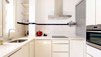 Apartamento (1 Bedroom) | Cozinha privada | Um frigorífico/congelador grande, um micro-ondas, um forno