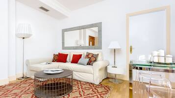 Apartamento (1 Bedroom) | Sala de estar | Televisor LED de 32 polegadas com canais por cabo, televisor