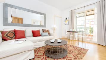 Apartamento (1 Bedroom) | Área de estar | TV LED 32 polegadas com canais a cabo, TV