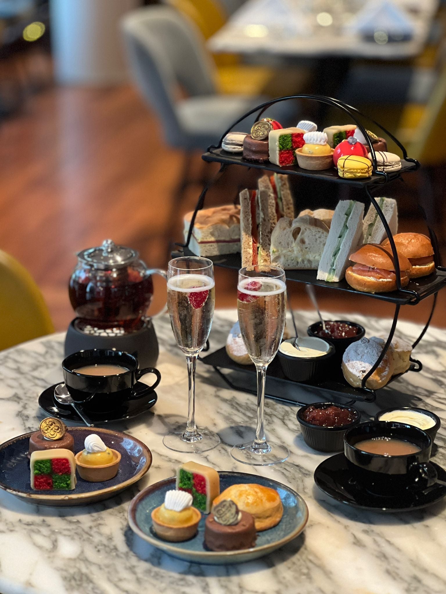 Uma mesa de sobremesas com diversos doces e bebidas.