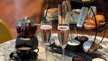 Uma mesa de sobremesas com diversos doces e bebidas.