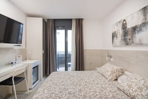 Quarto Duplo, varanda | Casa de banho | Um secador de cabelo, toalhas fornecidas, sabão, champô 