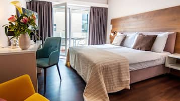 Quarto Superior, 1 cama king-size, varanda | Cofre no quarto, com decoração personalizada, secretária