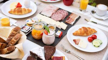 Pequeno-almoço tipo buffet diário (20 CHF por pessoa)